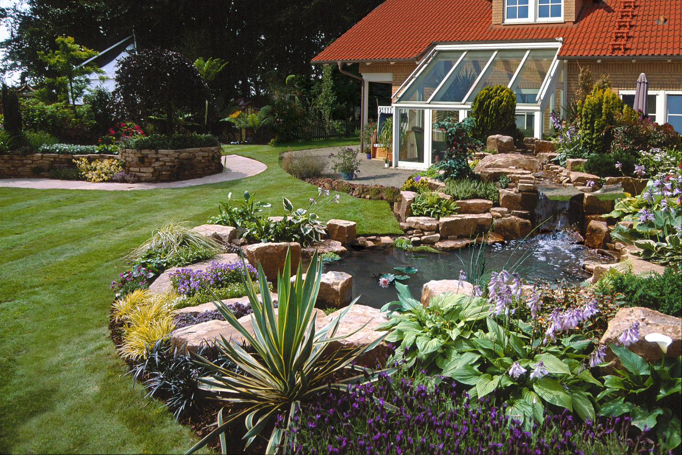 log cabin pond-blue water - Fishkeeper Plus